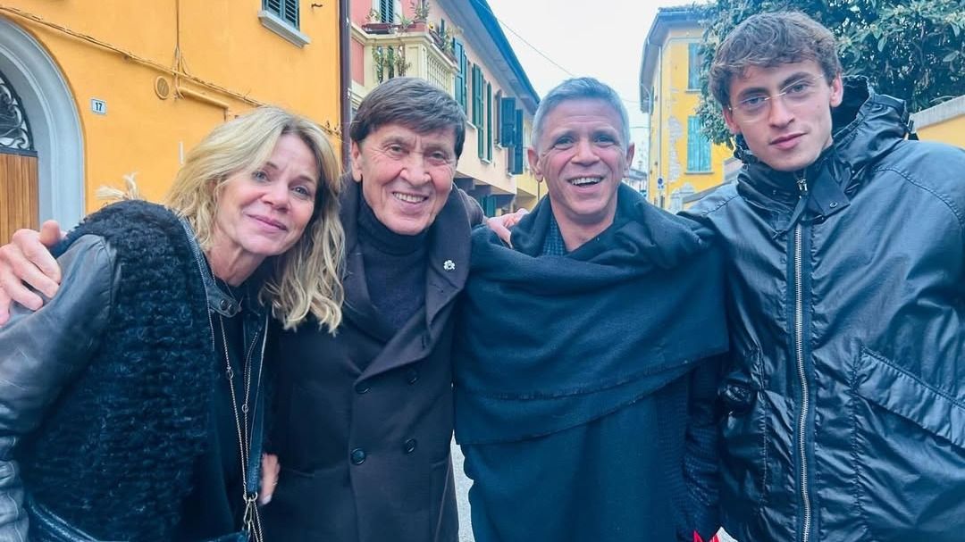 Gianni Morandi, la foto con i tre figli Marianna, Marco e Pietro ...