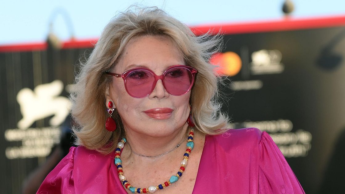 Intervento per Amanda Lear: “È il terzo in due mesi” | Mediaset Infinity