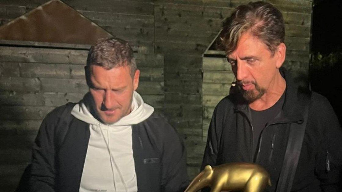 Francesco Totti riceve il Tapiro d'oro per la vicenda dei Rolex ...