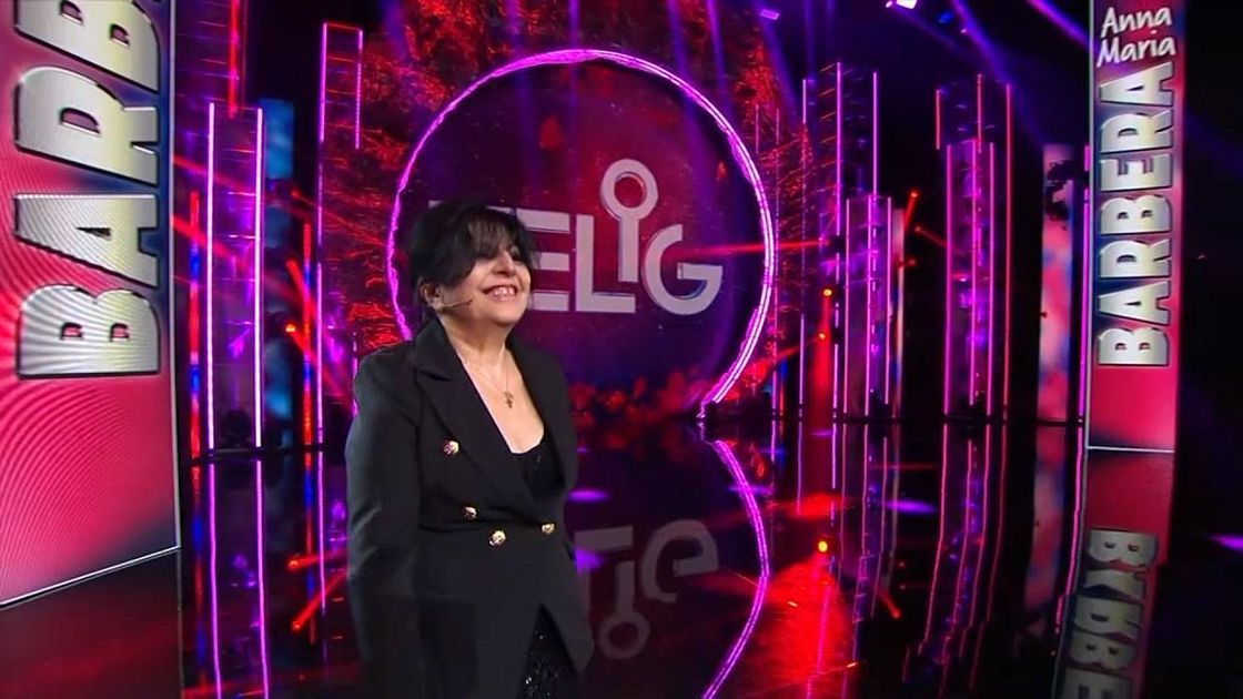 Anna Maria Barbera sul palco di Zelig come "Sconsolata" | Mediaset Infinity