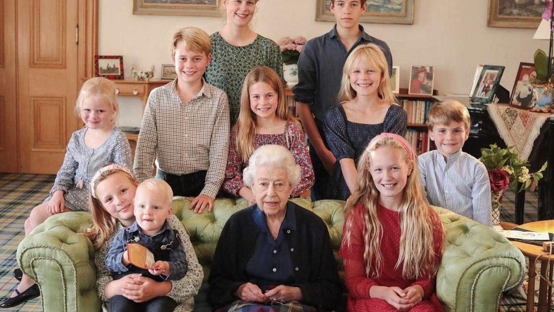 Elisabetta II, il ricordo della royal family nel giorno del compleanno ...