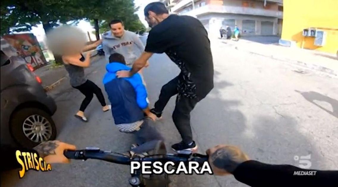 Brumotti, aggressione nel quartiere dello spaccio a Pescara | Mediaset ...