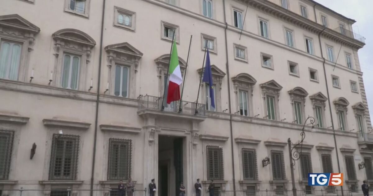 TG5: Riparte il Parlamento, Borsa boom nel 2025 Video | Mediaset Infinity