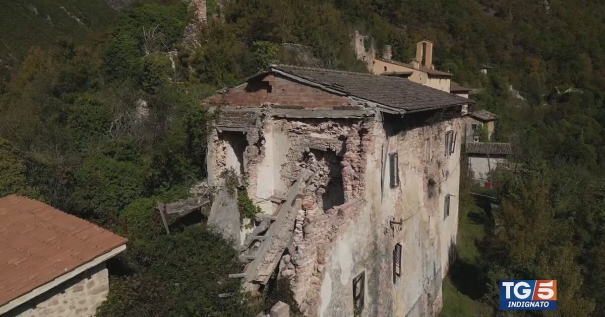 TG5: Un piccolo borgo abbandonato Video | Mediaset Infinity