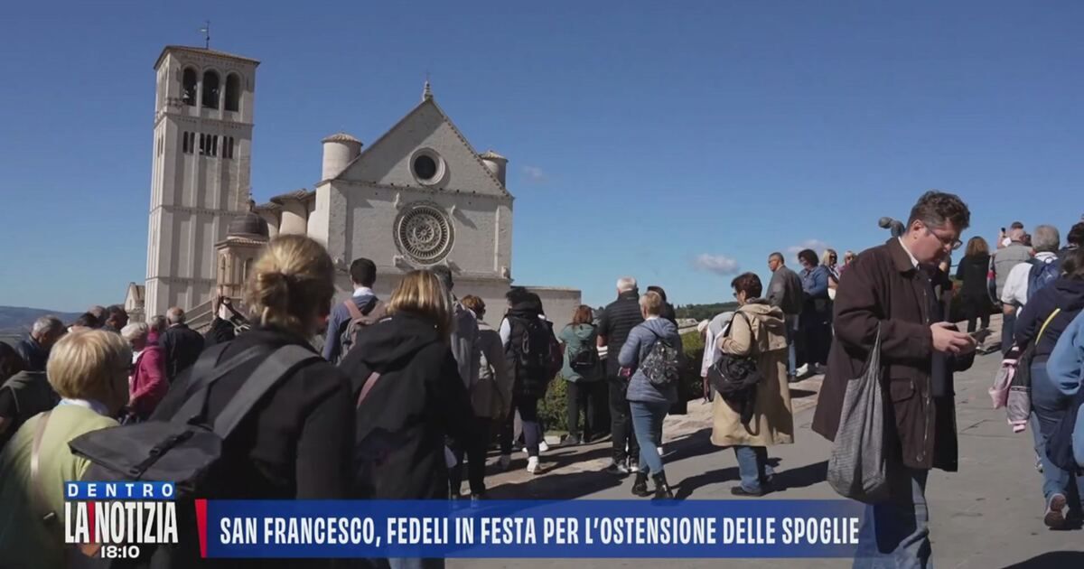 Dentro la Notizia: San Francesco, fedeli in festa per l'ostensione ...