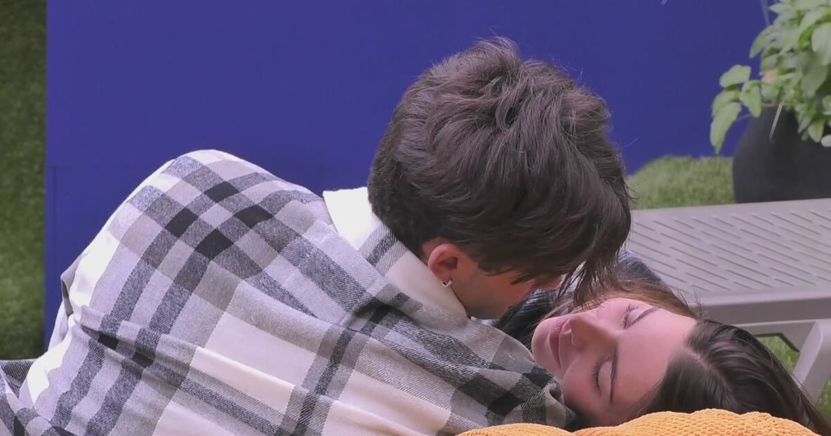 Grande Fratello: Baci appassionati tra Anita Mazzotta e Jonas Pepe ...
