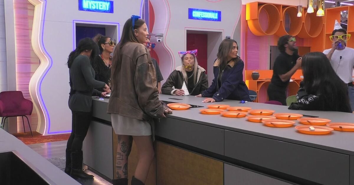 Grande Fratello: Piatti in mano, i Casalinghi servono la torta di ...