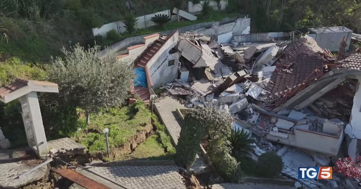 TG5: Frana a Silvi nuovi crolli Video | Mediaset Infinity