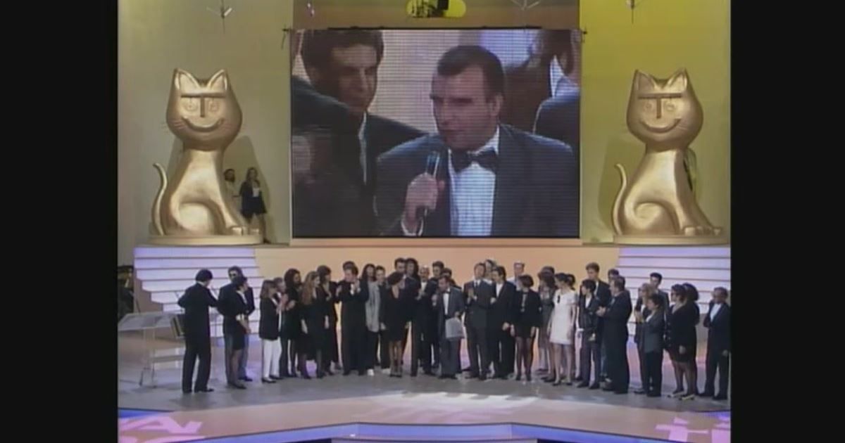 Mediaset Cult: Il cast di "Avanzi" ritira il Telegatto 1992 come ...