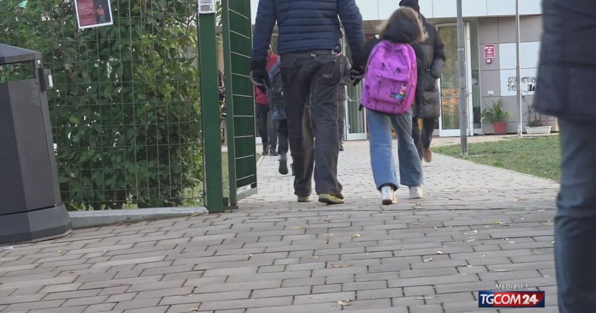 Tgcom24: Cori natalizi vietati, i bimbi cantano fuori dalla scuola ...