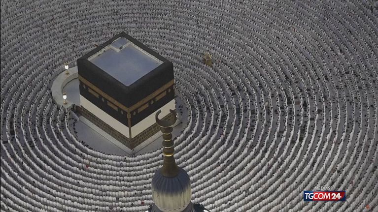 Tgcom24: La Mecca, un milione e mezzo di fedeli musulmani girano ...