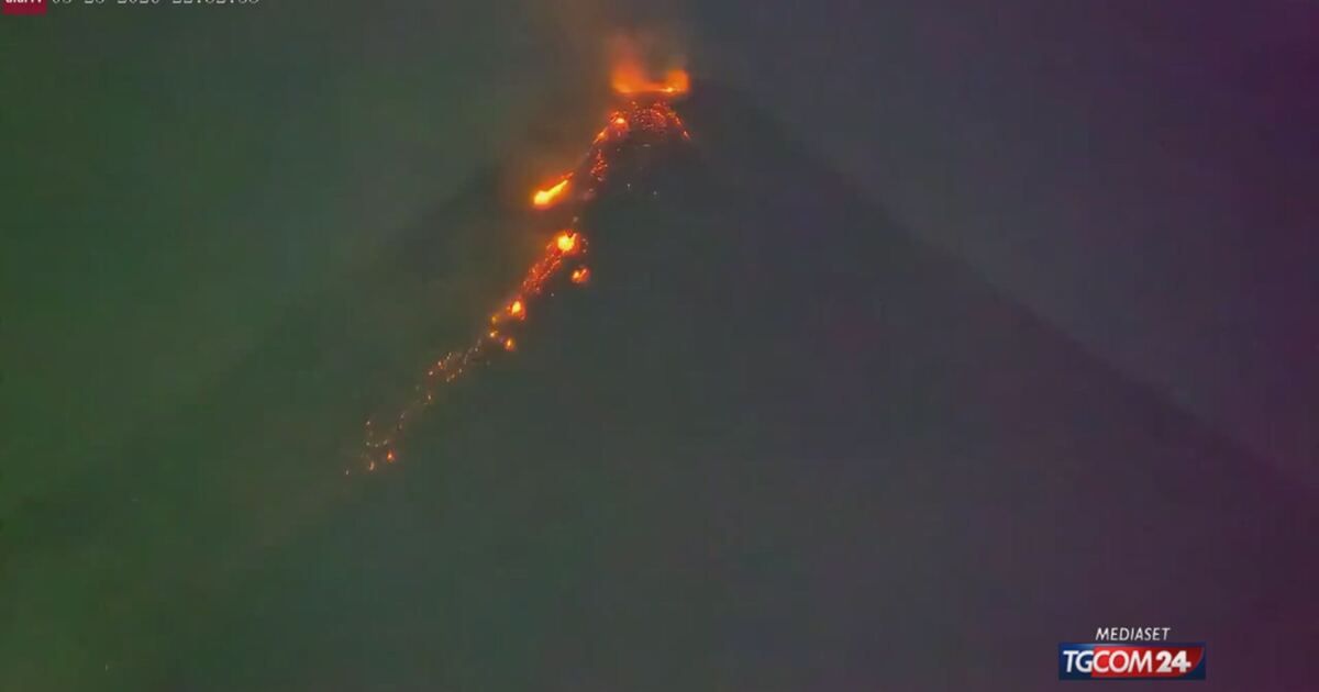 Tgcom24: Un meteorite illumina il vulcano Mayon durante l'eruzione ...
