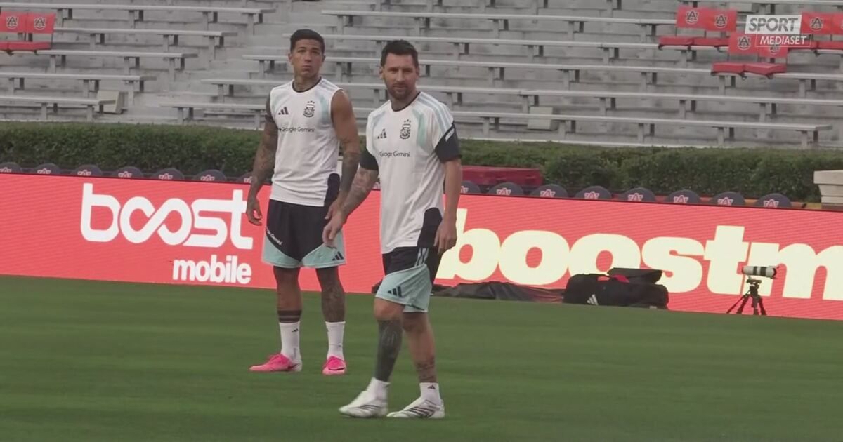 SportMediaset: Lautaro e Messi, allenamento al Jordan-Hare Stadium ...